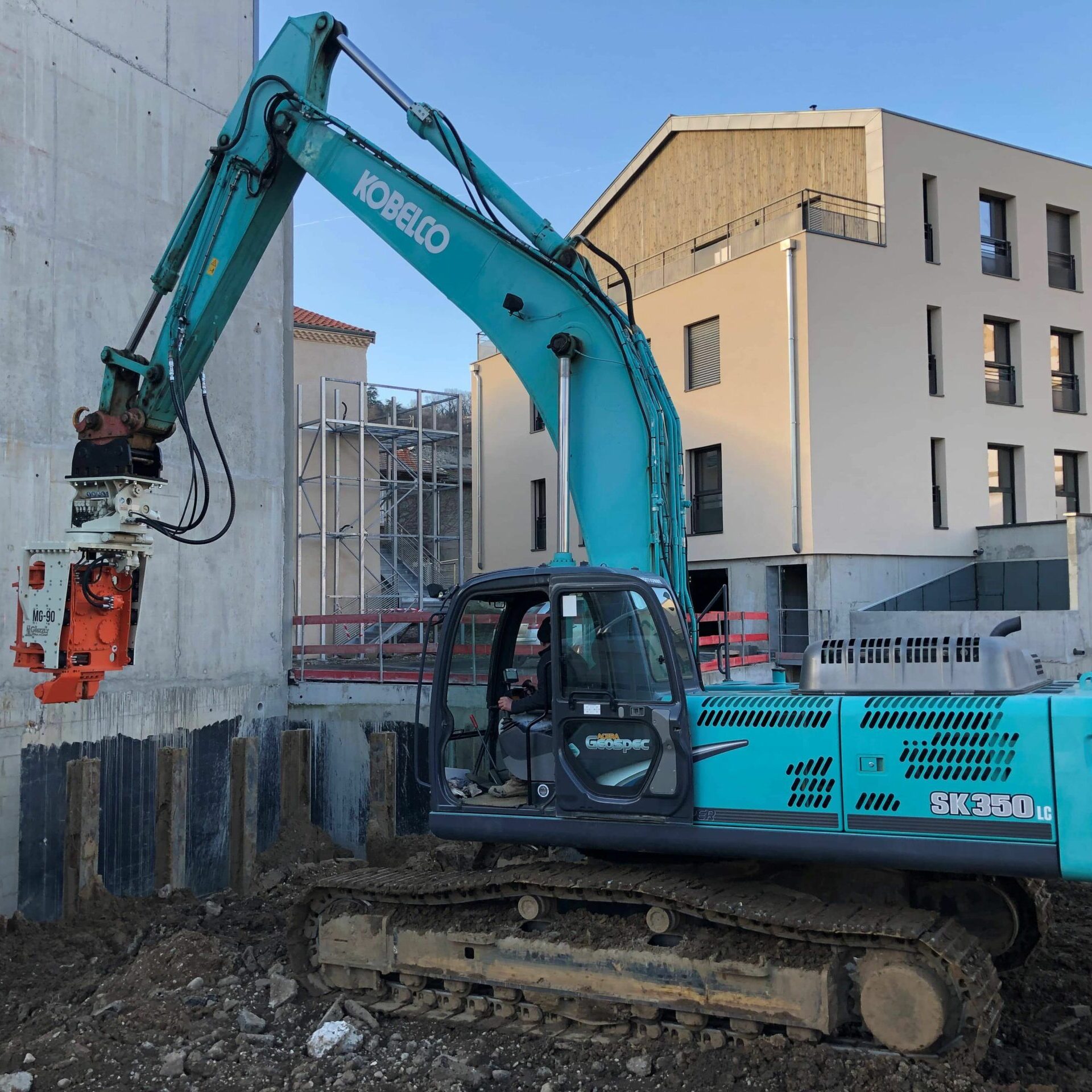 Gilbert Grizzly MultiGrip Vibratory Pile Driver - Aksela